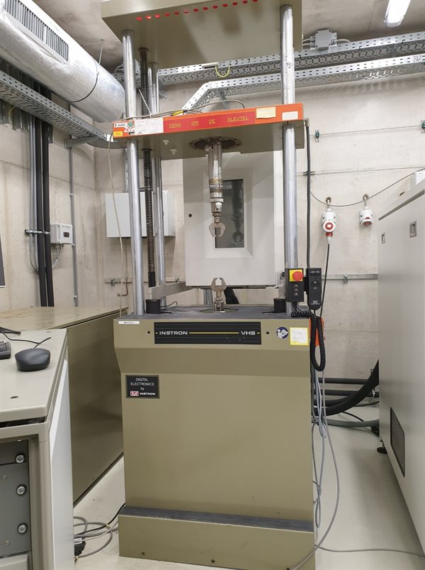Universal Testing Machine for Temperature-Controlled Material Analysis