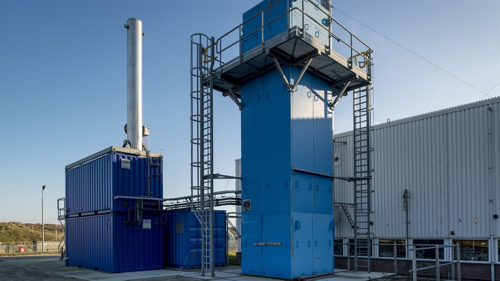 Producing renewable DME using renewable energy and CO2